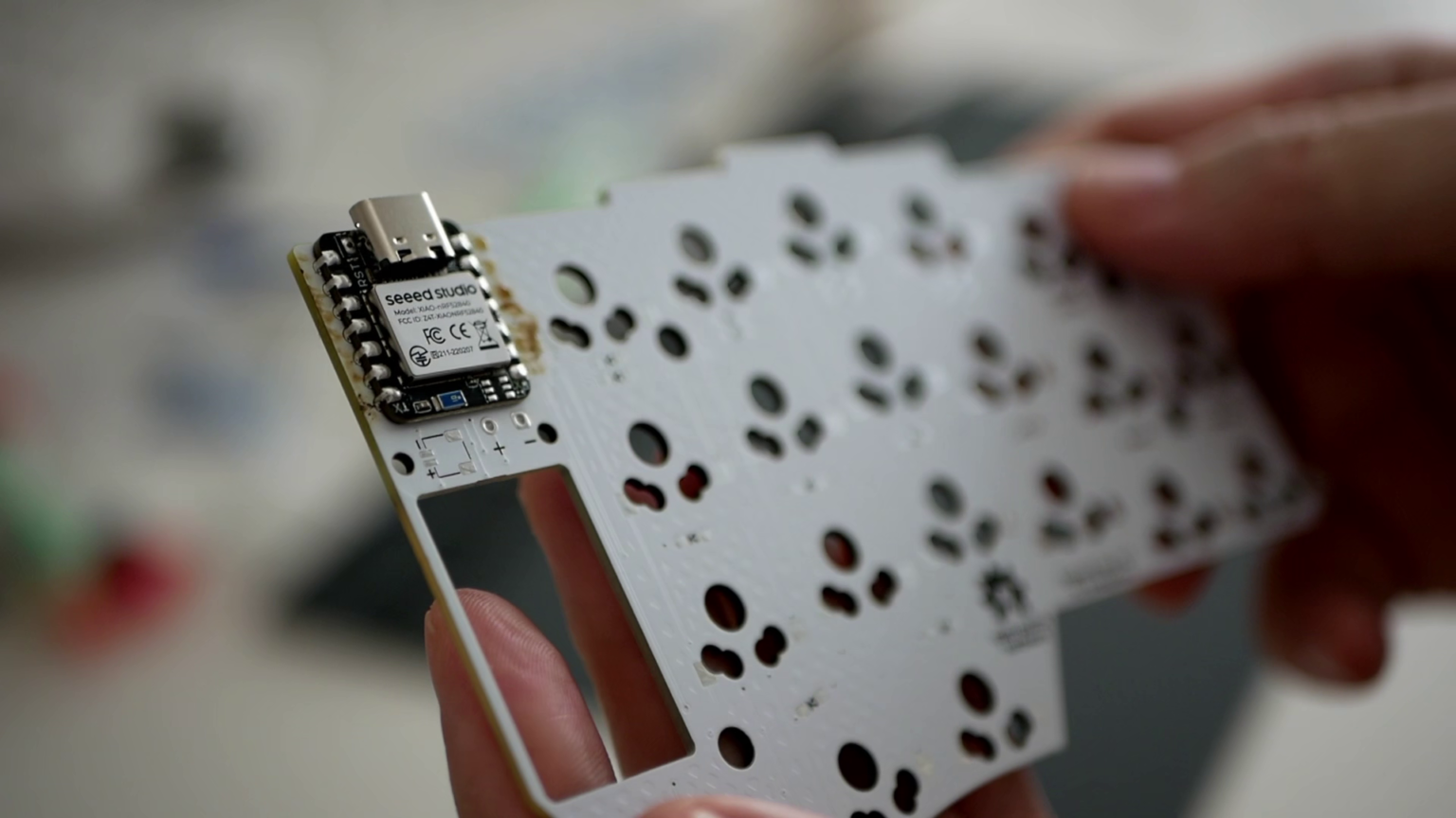 【自作キーボード】無線でロープロファイルなErgonaut Oneを組み立てた【ZMK】 / きりたんぽ研究室