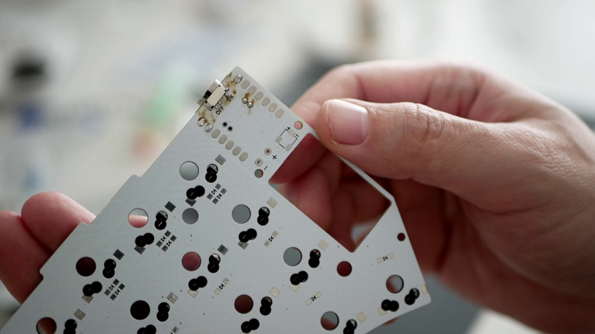 【自作キーボード】無線でロープロファイルなErgonaut Oneを組み立てた【ZMK】 / きりたんぽ研究室