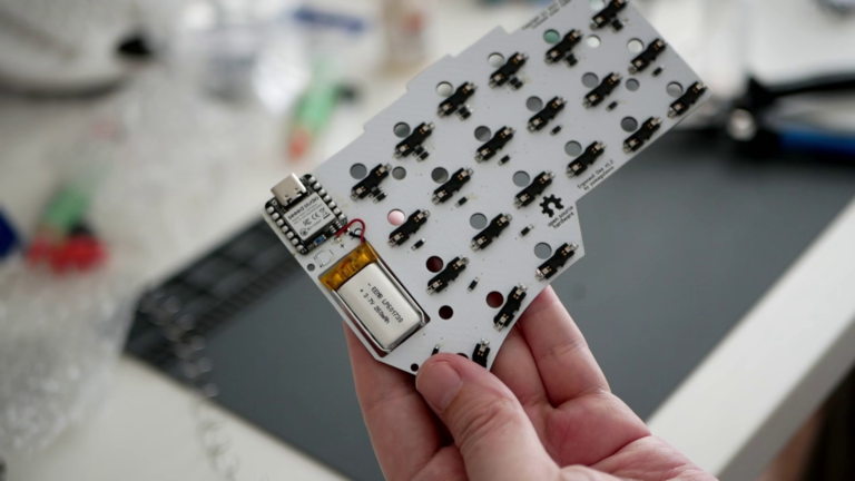 【自作キーボード】無線でロープロファイルなErgonaut Oneを組み立てた【ZMK】 / きりたんぽ研究室