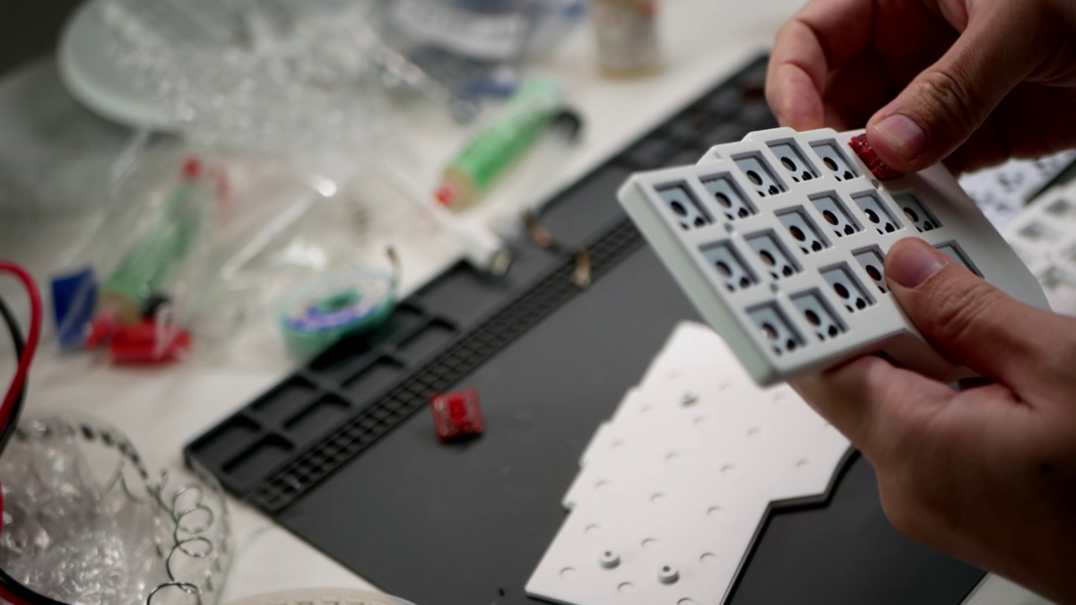 【自作キーボード】無線でロープロファイルなErgonaut Oneを組み立てた【ZMK】 / きりたんぽ研究室