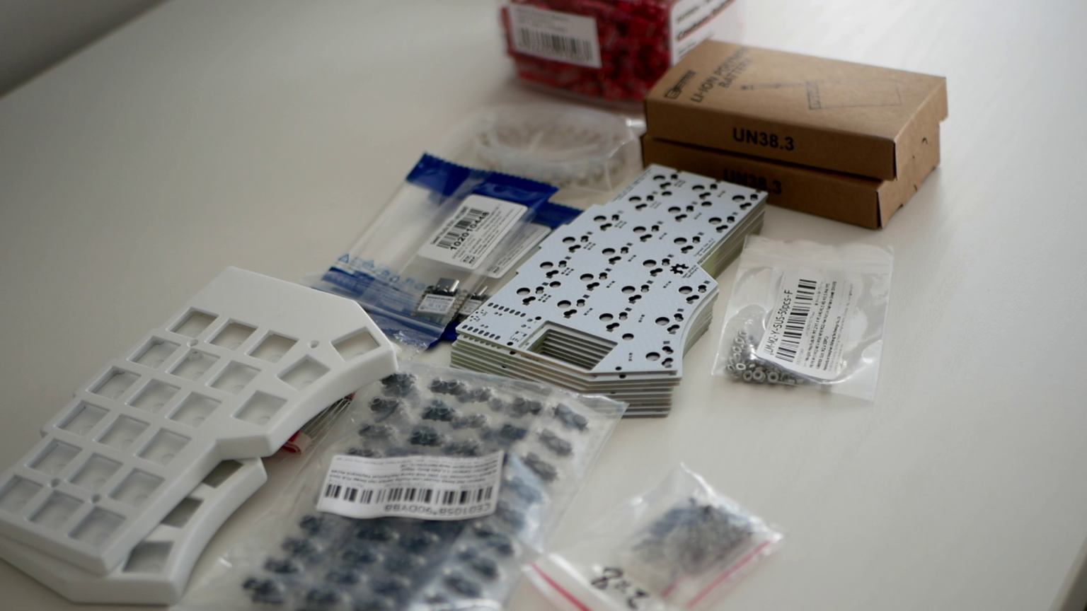 【自作キーボード】無線でロープロファイルなErgonaut Oneを組み立てた【ZMK】 / きりたんぽ研究室